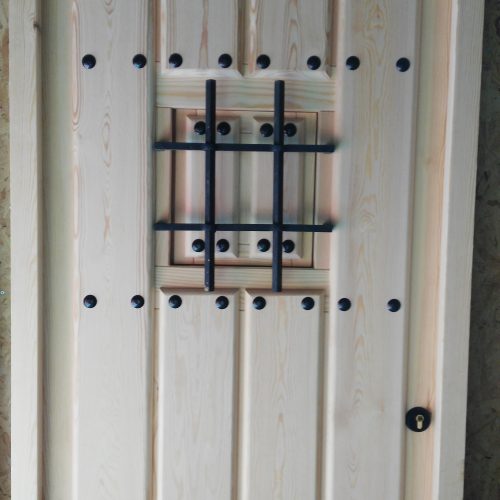 PUERTA RÚSTICA DE MADERA DE EXTERIOR CON POSTIGO - RUSTICOS Y MADERA