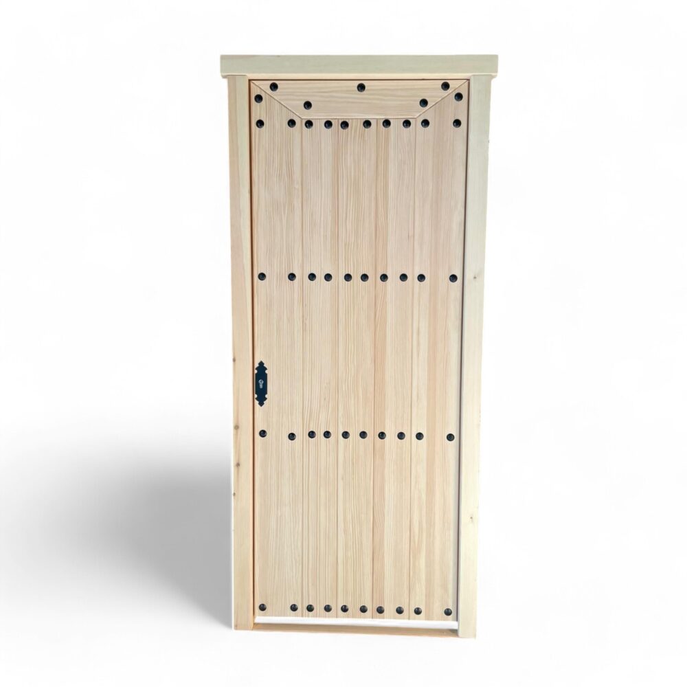Puerta Exterior Ciega de Madera con Clavos Modelo Avilés - RUSTICOS Y ...